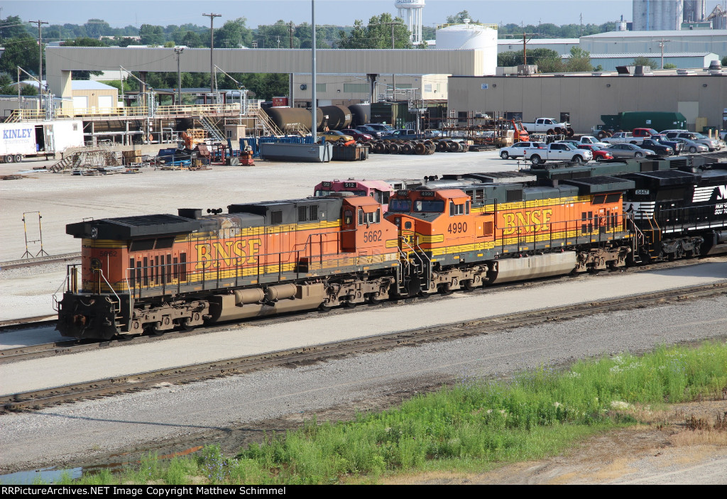 BNSF 5662 & BNSF 4990
